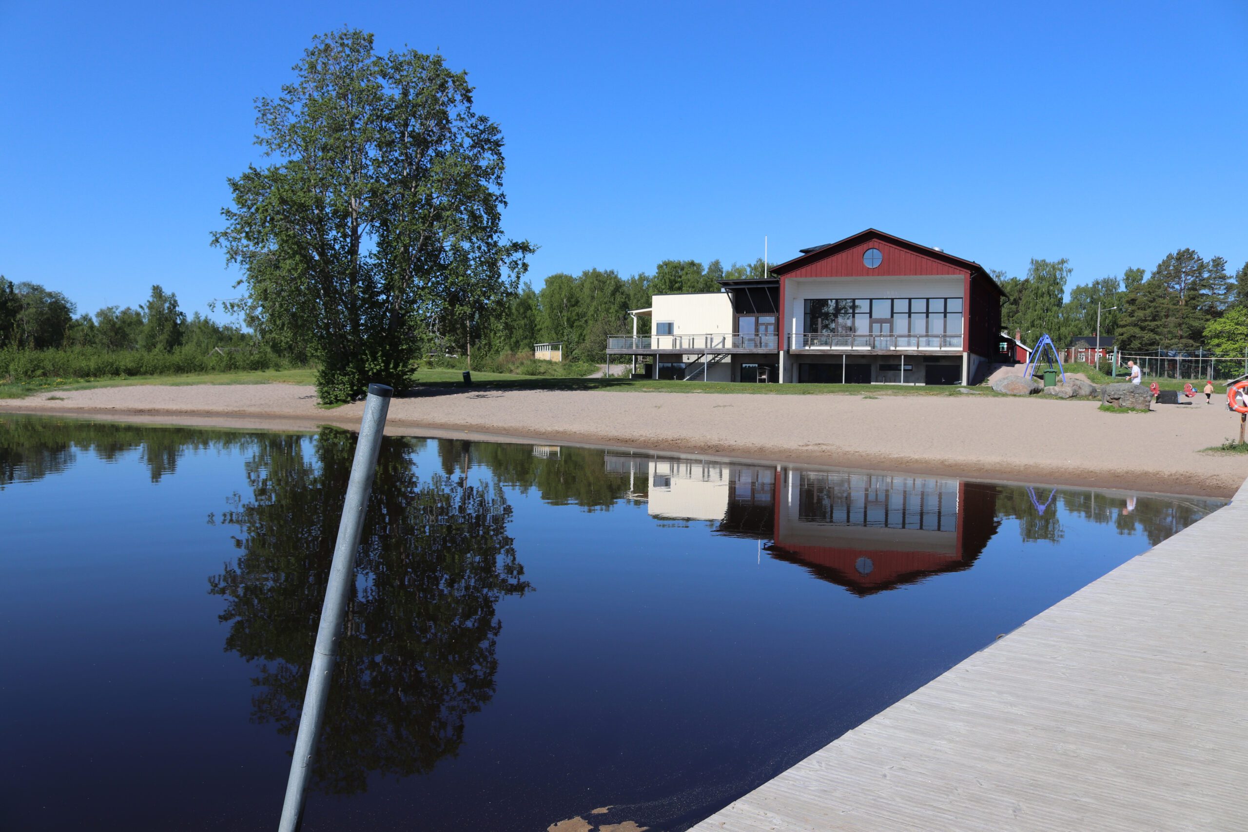 Karperön uimaranta saa rantasuihkun sekä pukukoppien ja kuivakäymälän ...